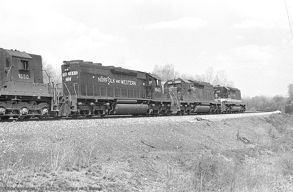 NW SD40-2 1643